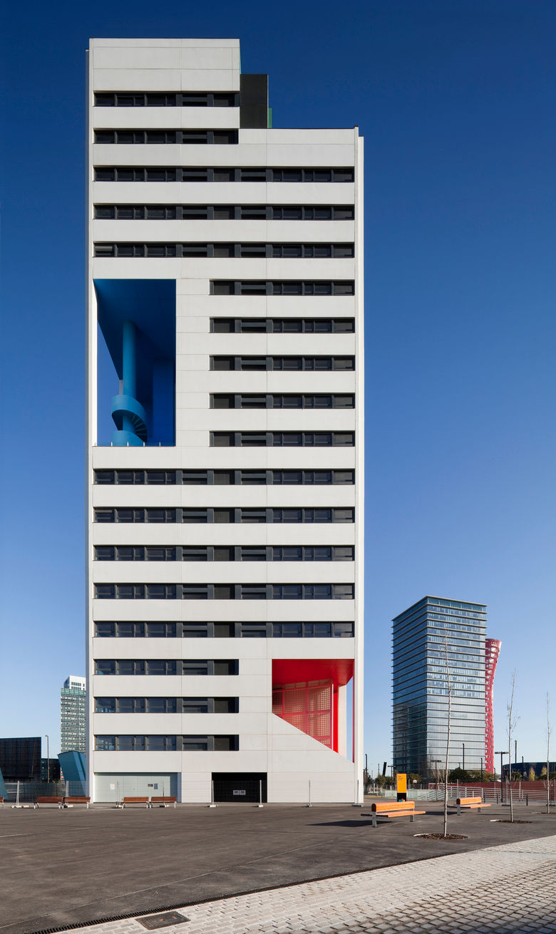 Appartment building "The white Tower" MBM Arquitectes