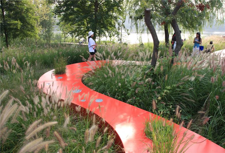 The Red Ribbon — Tanghe River Park Turenscape