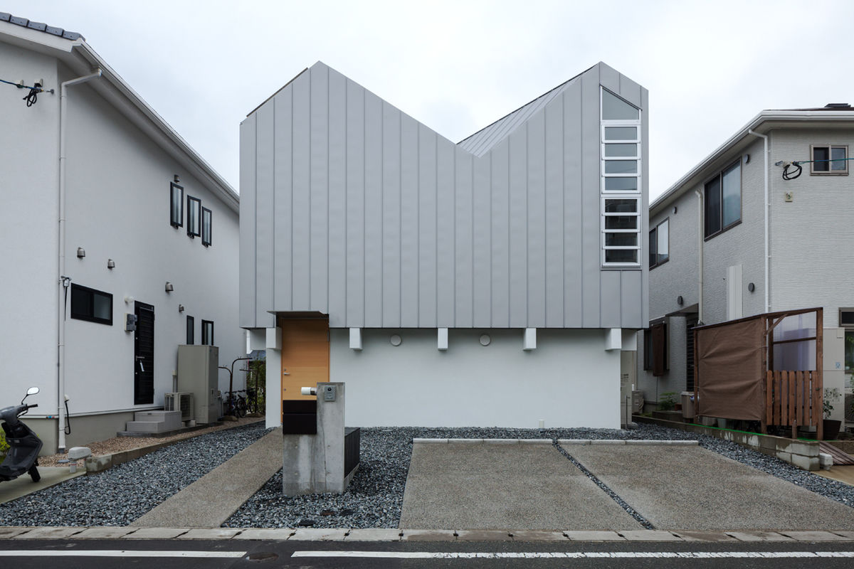 Folded Roof House NKS2 architects