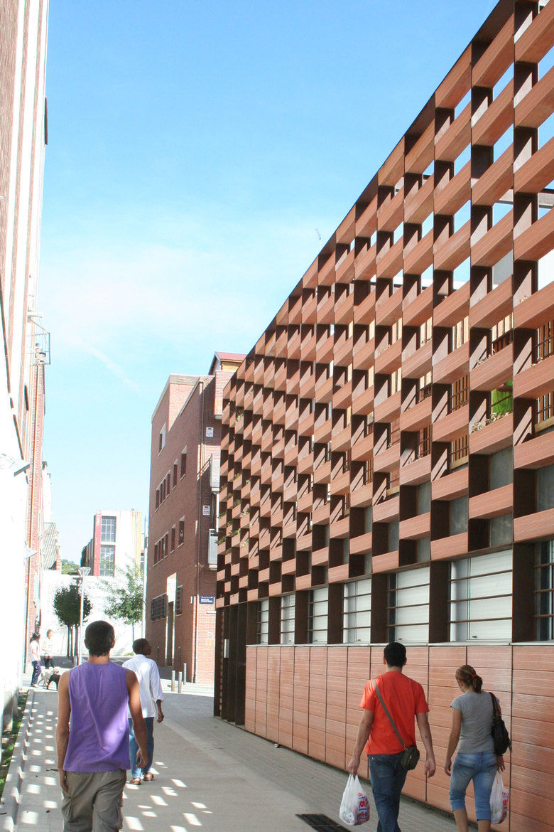 35 dwellings and its areas of transition in the city Estudi D ...