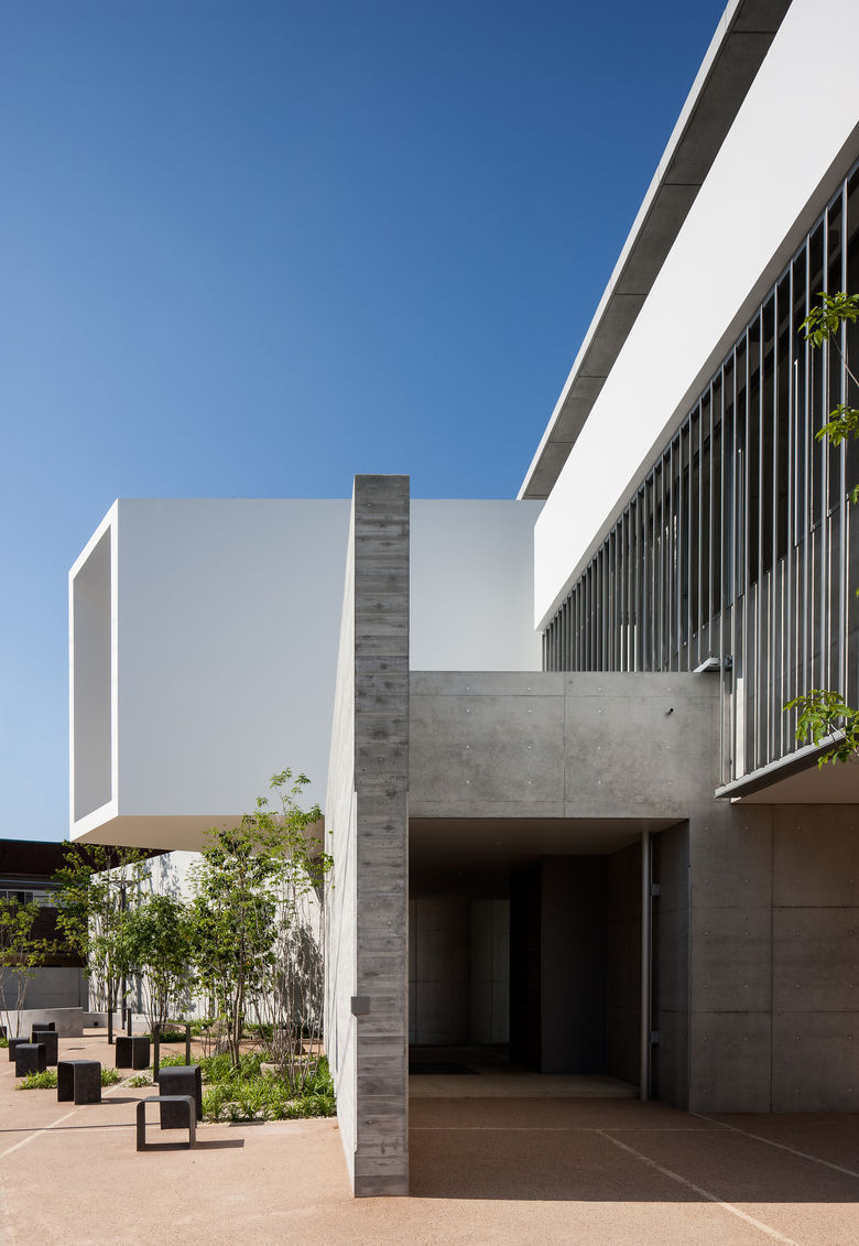 Elementary School Gymnasium "Taishi no Mori" Akira Sakamoto Architect ...
